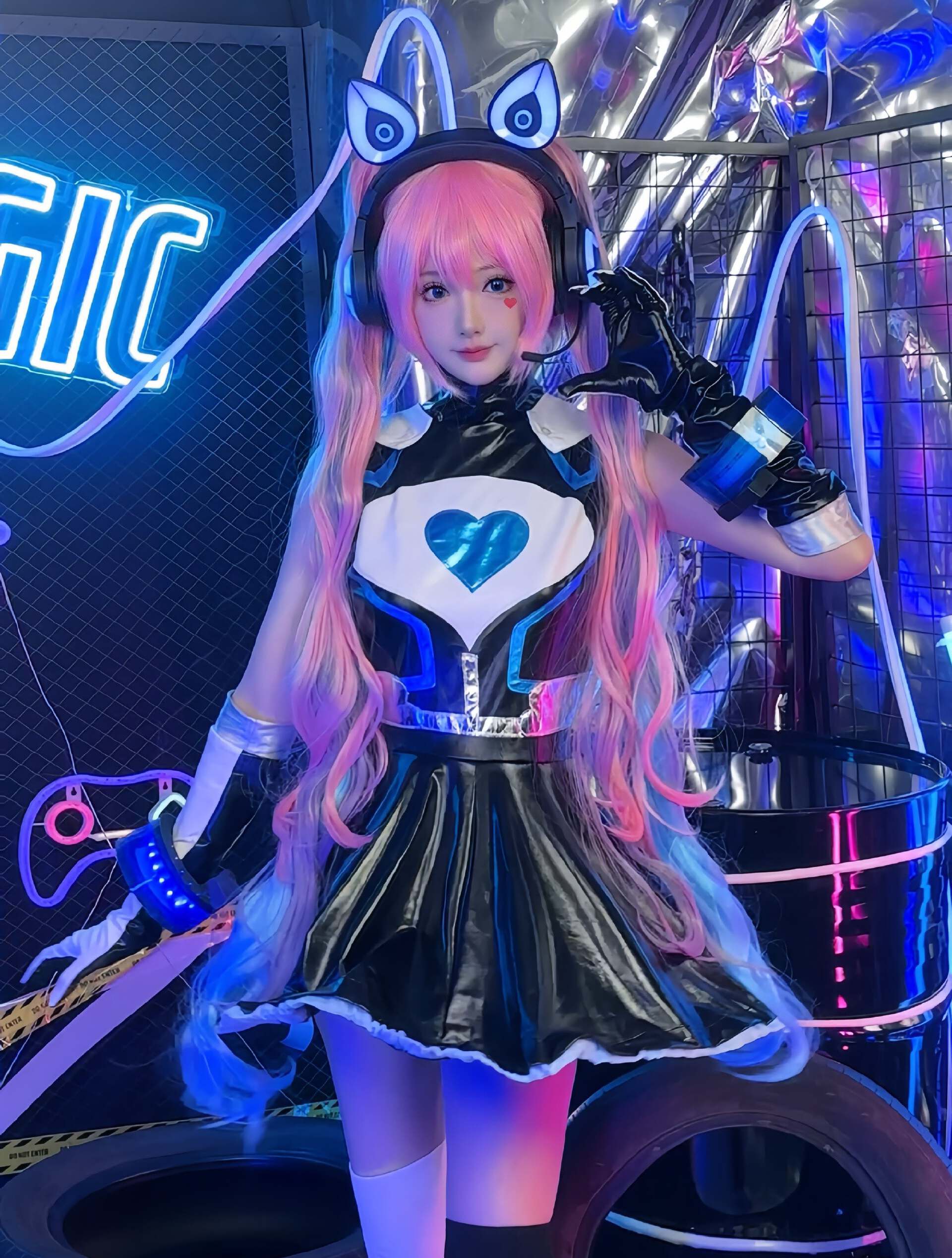 解说琪琪COS安琪拉，丝袜、超短裙绝美，头戴电竞耳机还原度100% - 王者荣耀综合讨论 - TapTap 王者荣耀论坛