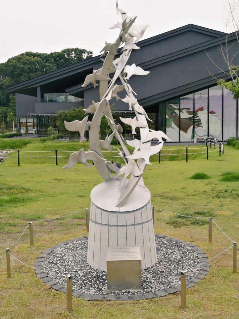 36只鸟组成的京阿尼连志碑落成 - TapTap编辑的动态 - TapTap